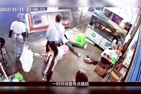 监控下的一幕 男子买烤串时 只顾着和人聊天 惹下了麻烦