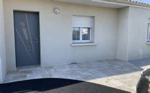 Entrée de maison en Alvéostar dallage multiformat Dm green enrobé