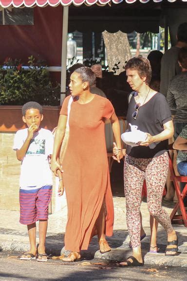 Taís Araújo surge irreconhecível ao lado dos filhos em churrascaria no Rio