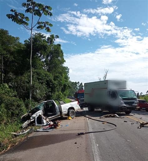 Acidente entre caminhonete e caminhão na BR 470 deixa duas pessoas