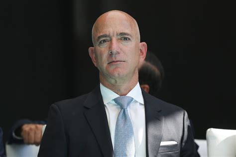 Em meio ao caos eleitoral Jeff Bezos vende US 3 bilhões em ações da