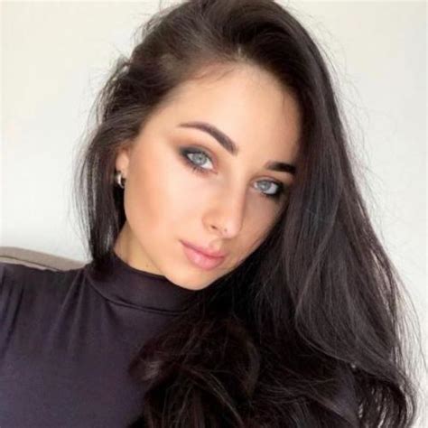 4 Potret Cantik Pramugari Alina Tatapannya Bikin Cowok Meleleh