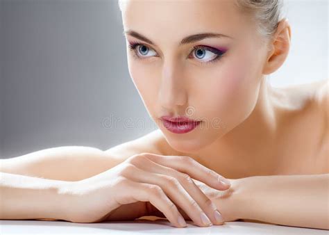 Feminidad La Cara De La Mujer Preparada Con Maquillaje Natural Belleza