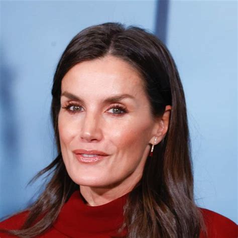 La reina Letizia TRIUNFA con el abrigo fucsia más deseado del invierno