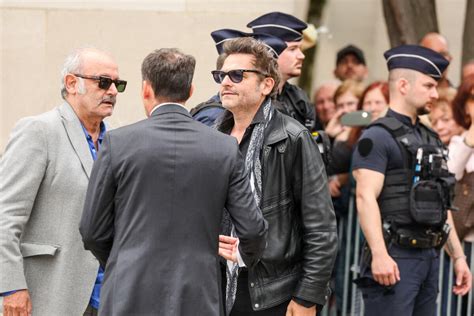 Photo Matthieu Chedid entouré de son père Louis était aux obsèques