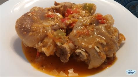 Manitas De Cerdo En Salsa Entre Obleas Y A Lo Loco