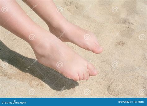 Pieds Nus D enfant Sur Le Sable Photo stock Image du arénacé dessus
