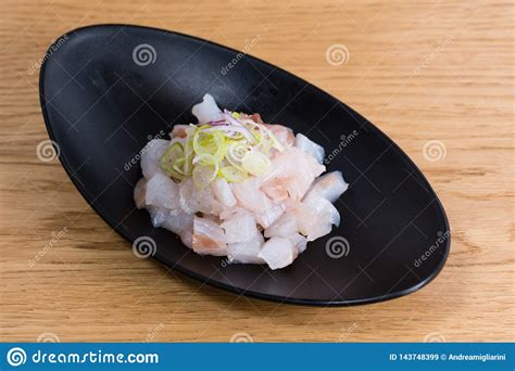 Tartare Fresco De La Lubina Adornada Con La C Scara De Lim N Y Las