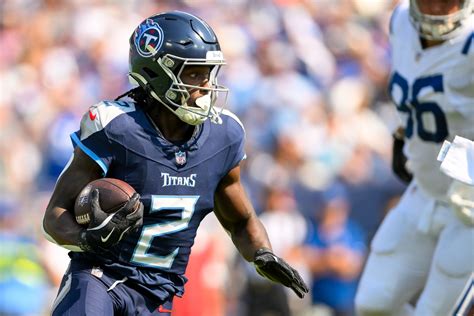 Deadspin El corredor de los Titans Tyjae Spears no jugará contra