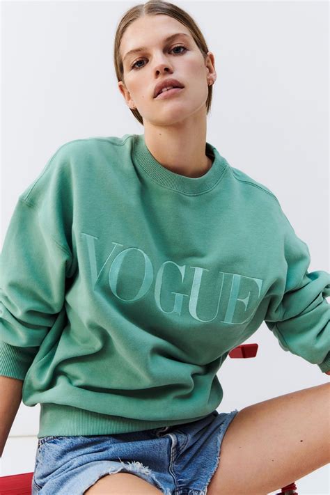 Sudadera VOGUE Verde Agua Con Logo Bordado En 2023 Sudaderas Vogue