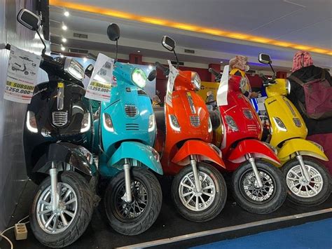 IIMS 2023 Dua Merek Motor Listrik Kloningan Vespa Ini Dijual Rp11