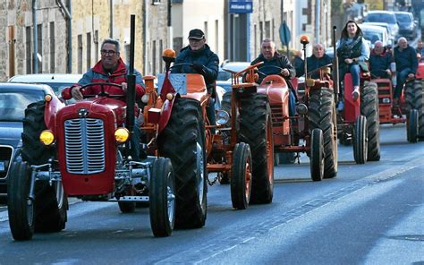 Fête des Chocards à Yffiniac les tracteurs déboulent dans les rues de