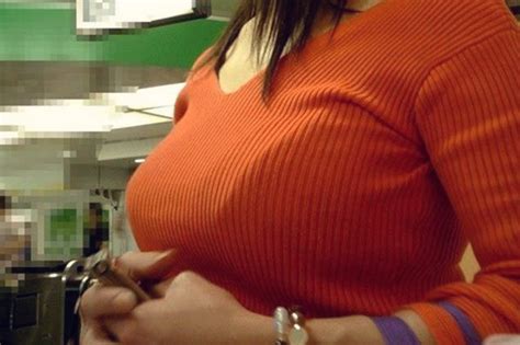歩くたびに揺れるたわわな着衣巨乳エロ画像えろJK画像のエロ萌え