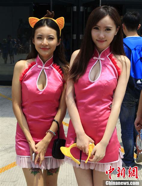 Las chinas sexys presentan en la Exposición ChinaJoy Spanish china org