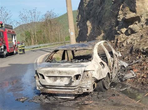Mașină arsă complet pe DN 57 în Caraș Severin