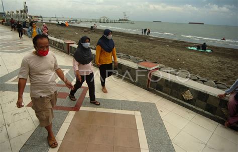 OBYEK WISATA PANTAI MULAI RAMAI PENGUNJUNG ANTARA Foto