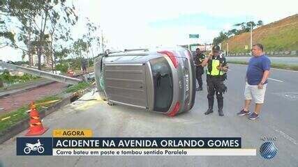 Carro fica destruído após capotar e derrubar poste em uma das