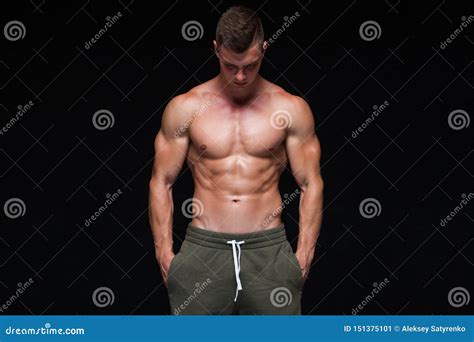 Hombre Atl Tico Fuerte Modelo De La Aptitud Que Muestra Su Cuerpo