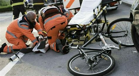 Auto In Divieto Di Sosta Nell Incrocio Ciclista Si Schianta E Muore