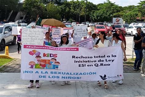 Protestan padres de familia contra libros de texto en Cancún Noticias