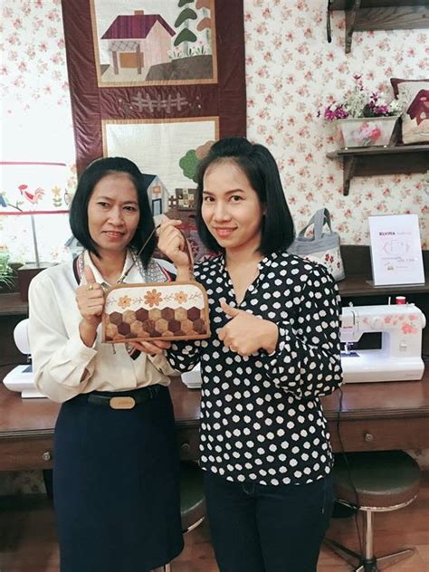 ผลงานกระเปาตอผาของคณเขมจรา เพชรพนธศร เรยนทโชวรมซคอนสแควรคะ ครอสน