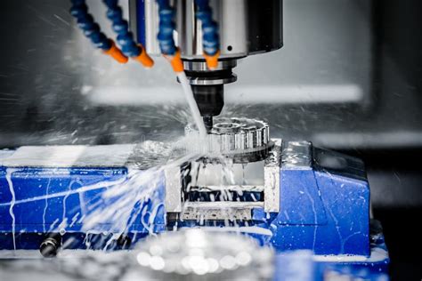 O Corte De Máquina Da Trituração Do CNC As Peças Da Modelagem Por
