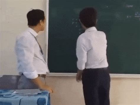 Thầy giáo bá đạo rủ học trò chơi cờ caro trên bục giảng 2sao