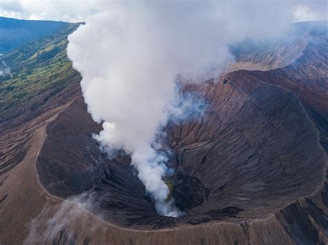 Vista aérea da cratera de bromo fumaça de vulcão ativo no parque