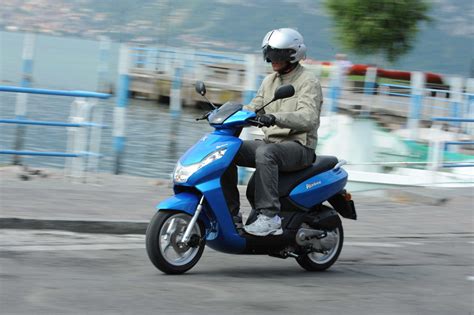 Motorrad Vergleich Peugeot Kisbee 50 4T 2019 Vs Peugeot Streetzone 10