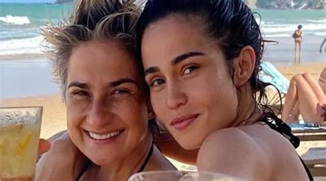 Nanda Costa posa as filhas gêmeas na praia e encanta
