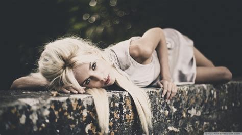 Fondos de pantalla mujer modelo rubia fotografía acostado Moda