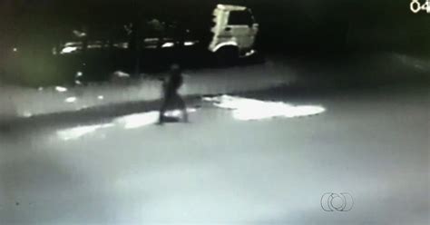 G1 Câmeras flagram momento em que homem ateia fogo a caminhão veja