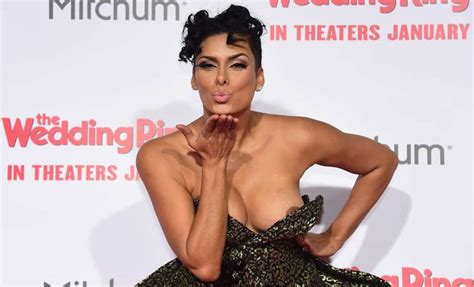 Rainha Dos Decotes Atriz Deixa Seio De Fora Em Evento