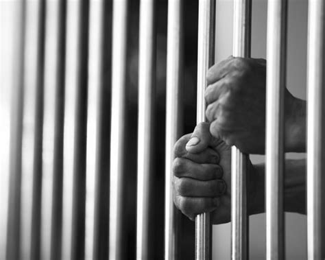 Homem é condenado à prisão perpétua nos EUA após estuprar e engravidar