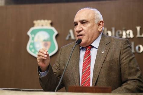 Prefeito de Pacatuba Carlomano Marques é preso em operação do