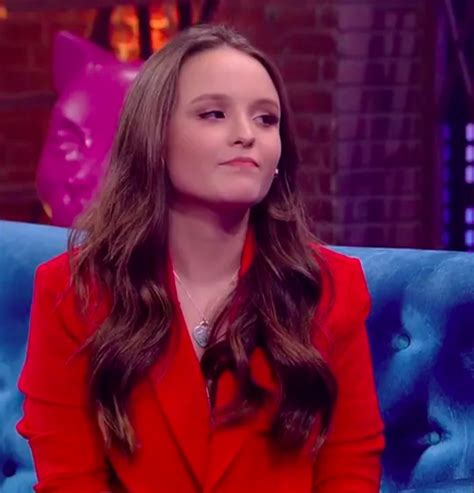 Larissa Manoela posa de topless e alerta sobre câncer de mama