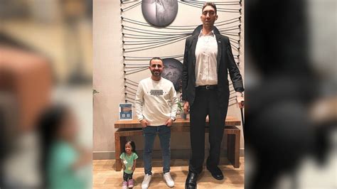 La mujer más pequeña y el hombre más alto del mundo se reencontraron en