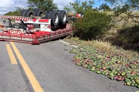 Motorista perde controle do caminhão carregado mangas e tomba na BR