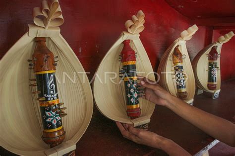 Kerajinan Alat Musik Sasando Khas NTT ANTARA Foto