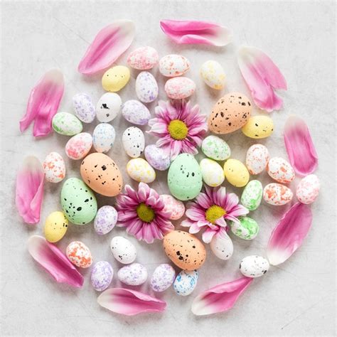 Ovos de páscoa coloridos feitos à mão Foto Grátis