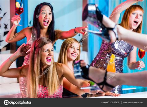 Filles Ivres Dans Le Club De Strip Tease Image Libre De Droit Par