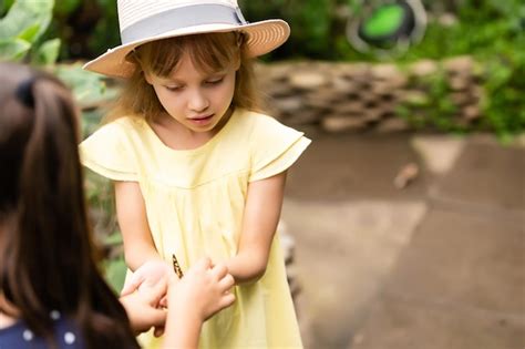 Niña con mariposa en la mano Foto Premium