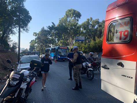 Motorista fica ferido após invadir contramão e bater em barranco no