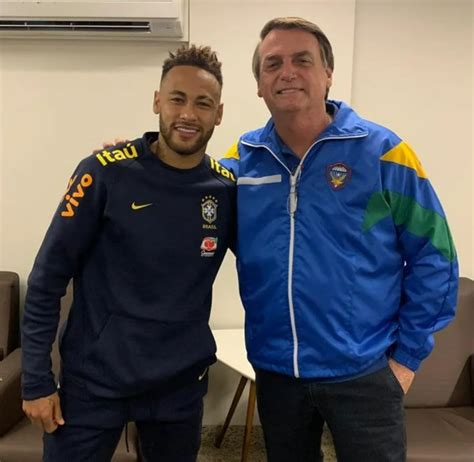 Neymar recebe medalha de imbrochável de Jair Bolsonaro PaiPee