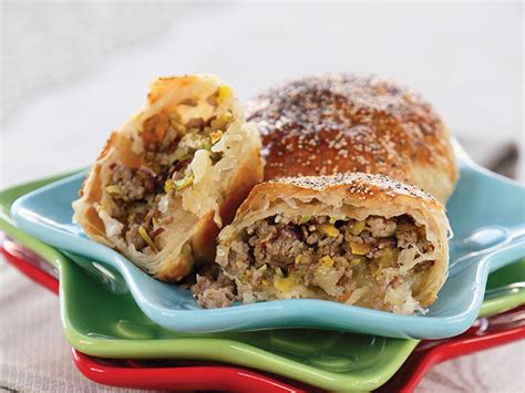 Kıymalı ve Antep fıstıklı milföy börek Tarifi Nasıl Yapılır