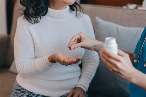 Une Femme Médecin Asiatique A Rendu Visite à Une Femme Patiente Pour