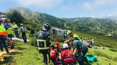 12 heridos graves y 37 leves al despeñarse un autobús en los Lagos de