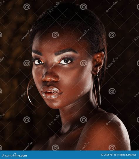 Retrato De Belleza De Una Atractiva Joven Africana Semidesnuda Con El