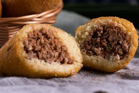 Delicie se o sabor irresistível do bolinho de mandioca recheado