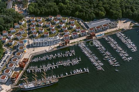Priwall Von Oben Yachthafen Mit Sportboot Anlegestellen Und